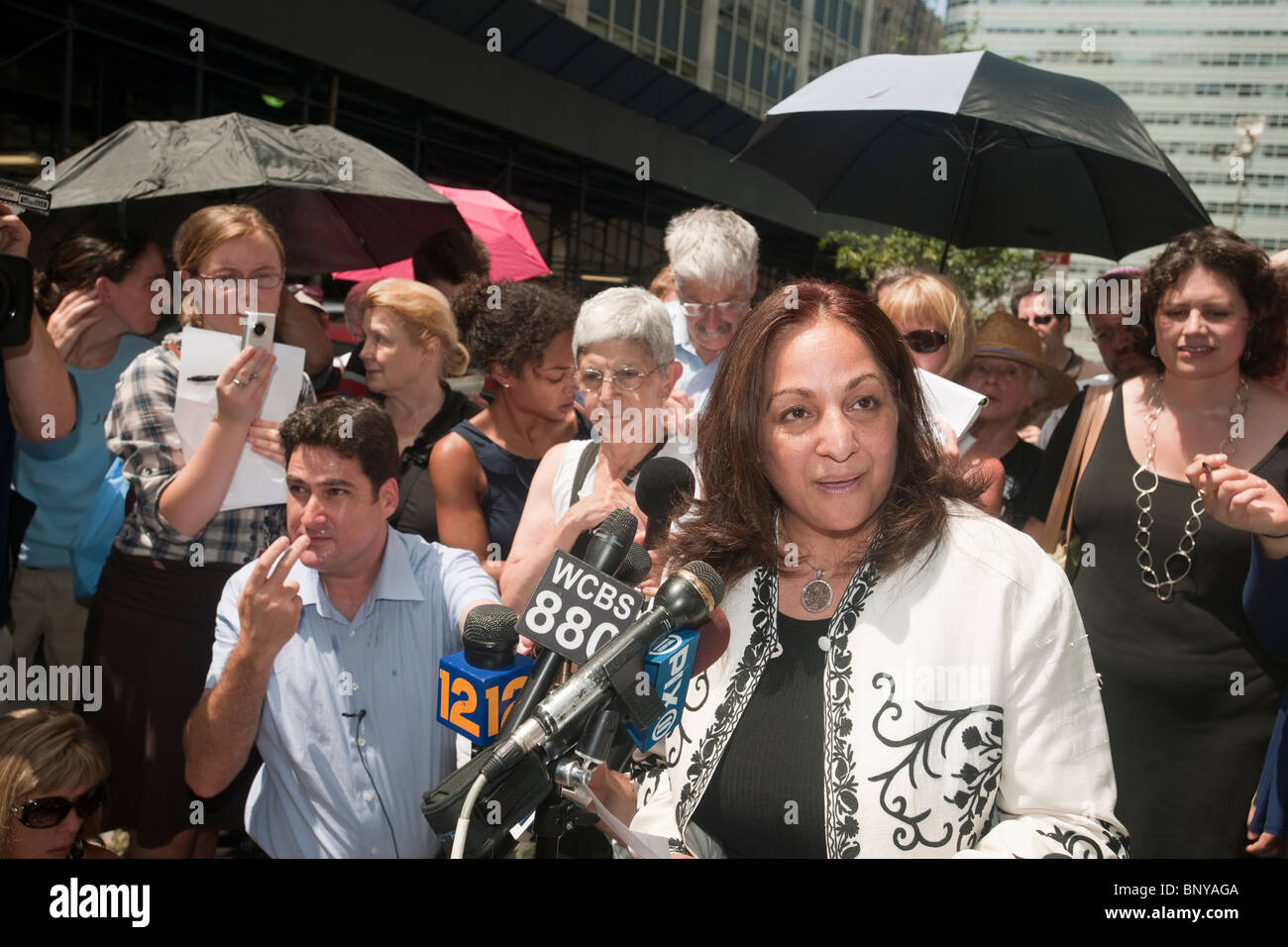 Daisy Kahn of the Cordoba Initiative with Jewish leaders in front of 45 ...