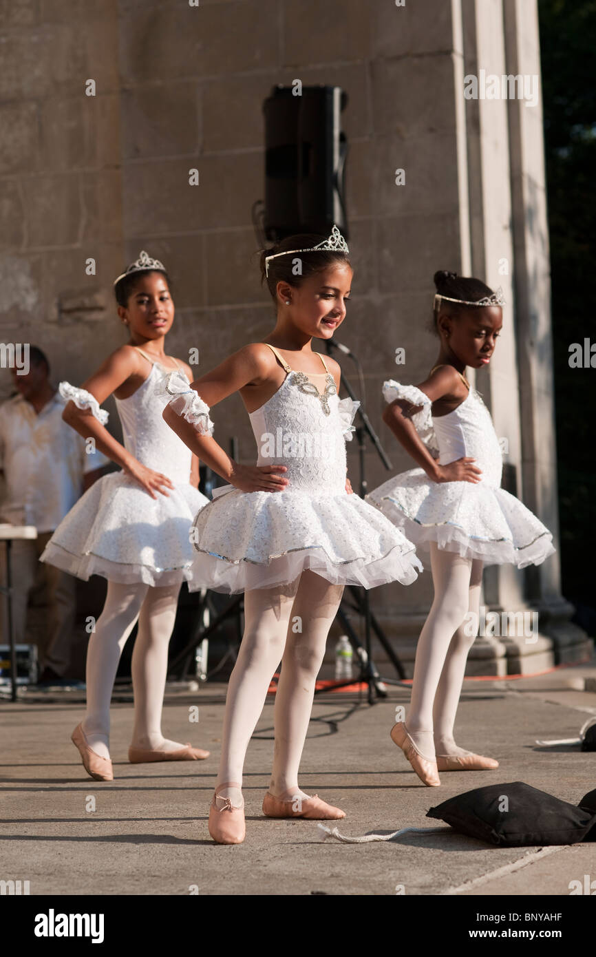 Ballerinas dancing on stage hi-res stock photography and images - Alamy