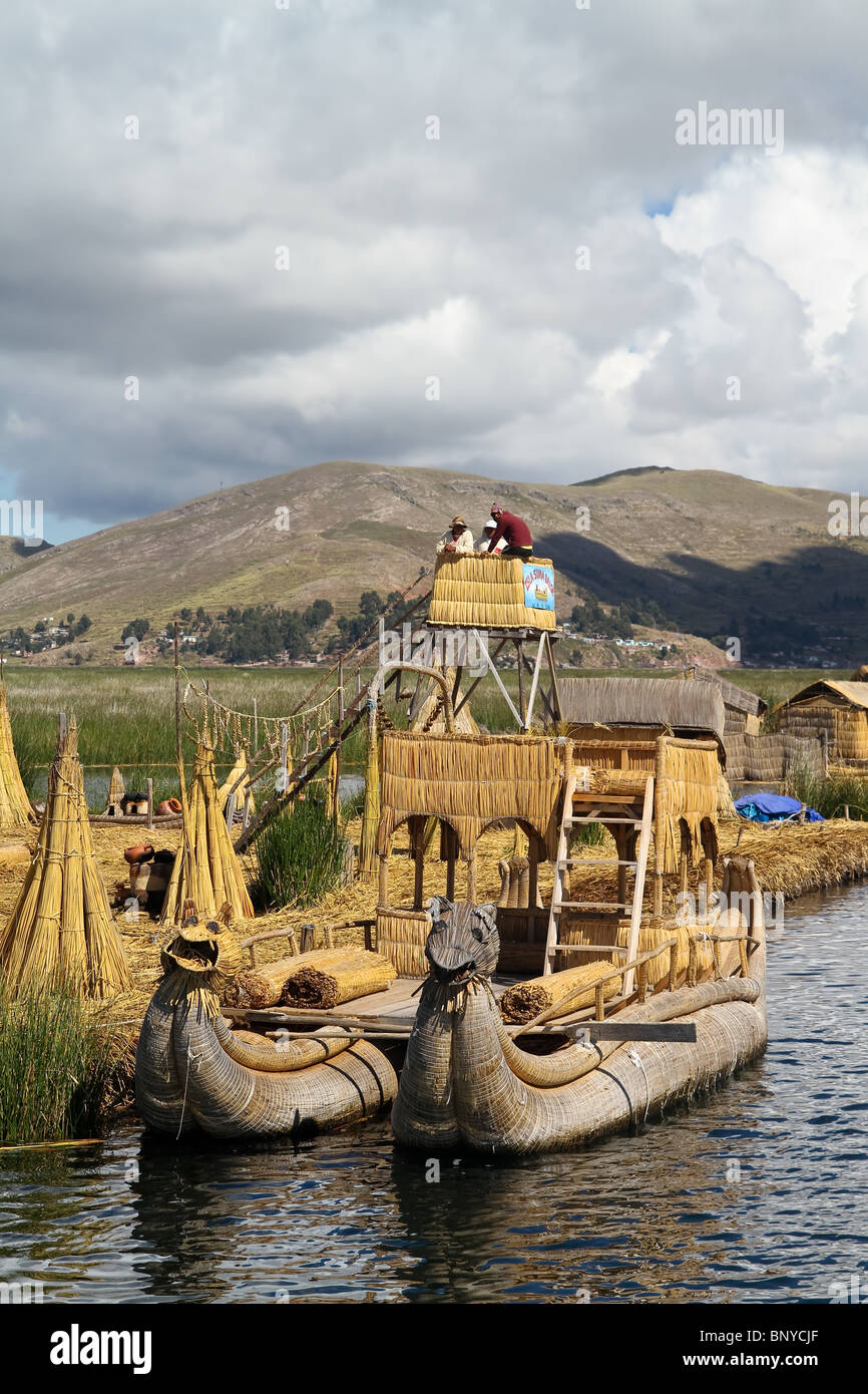 Tipical boats made of reed in the titicaca lake, Peru Stock Photo - Alamy