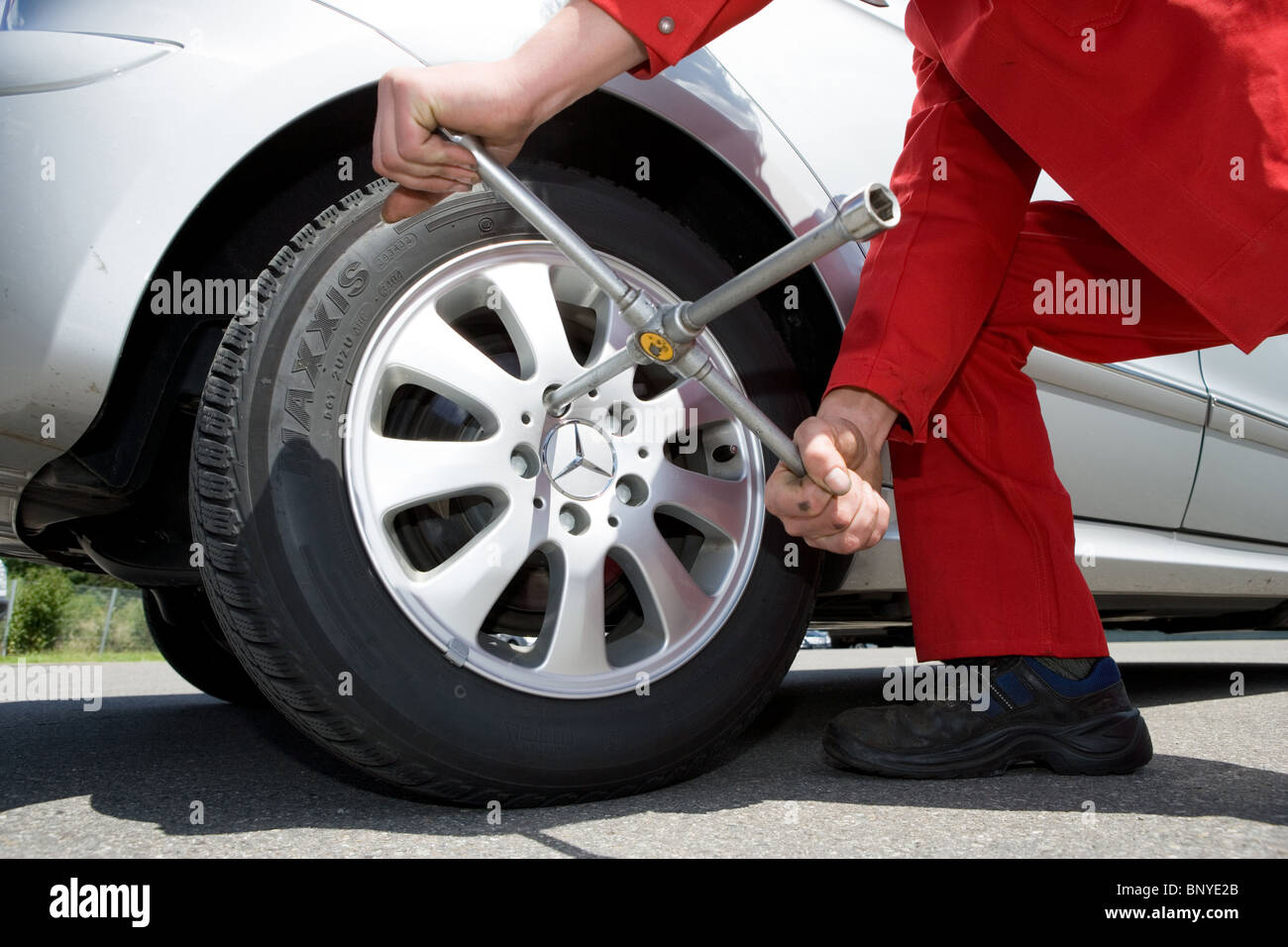 Changing a tyre hi-res stock photography and images - Alamy