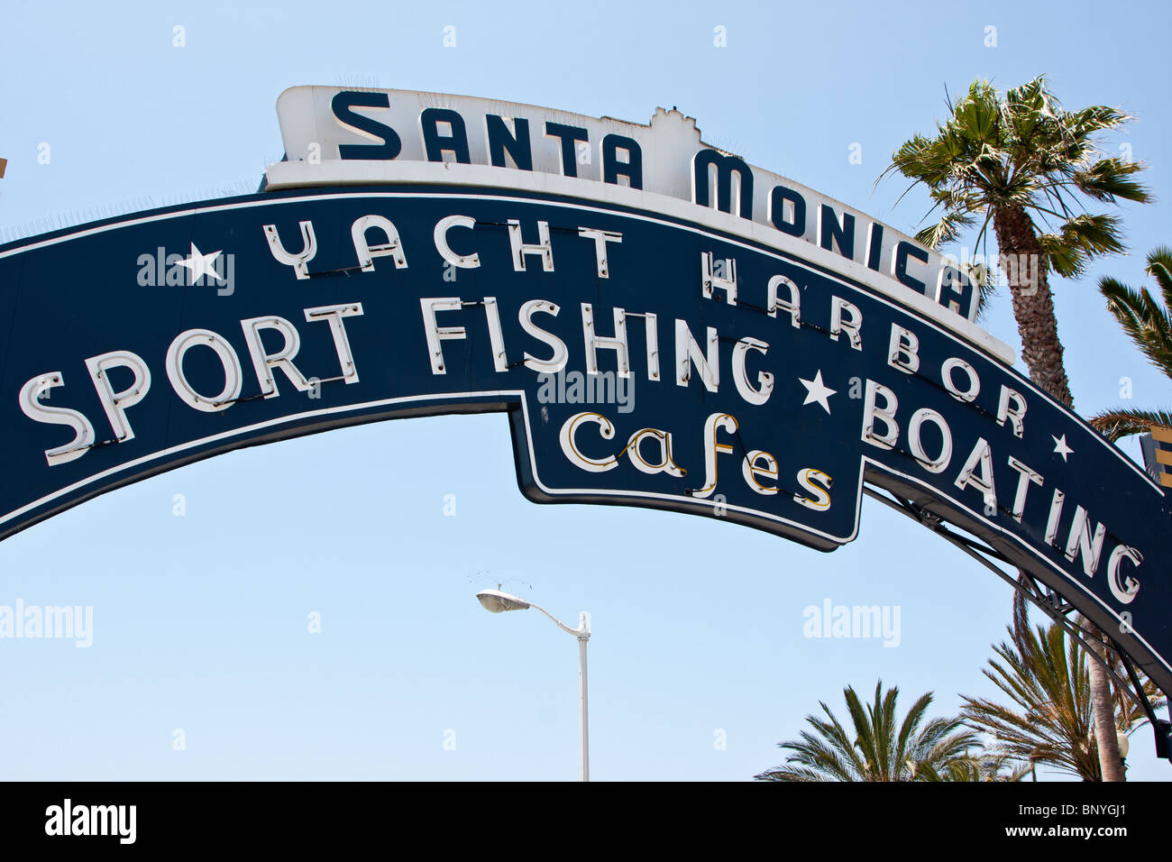 The famous arched sign at the entrance to the Santa Monica Pier ...