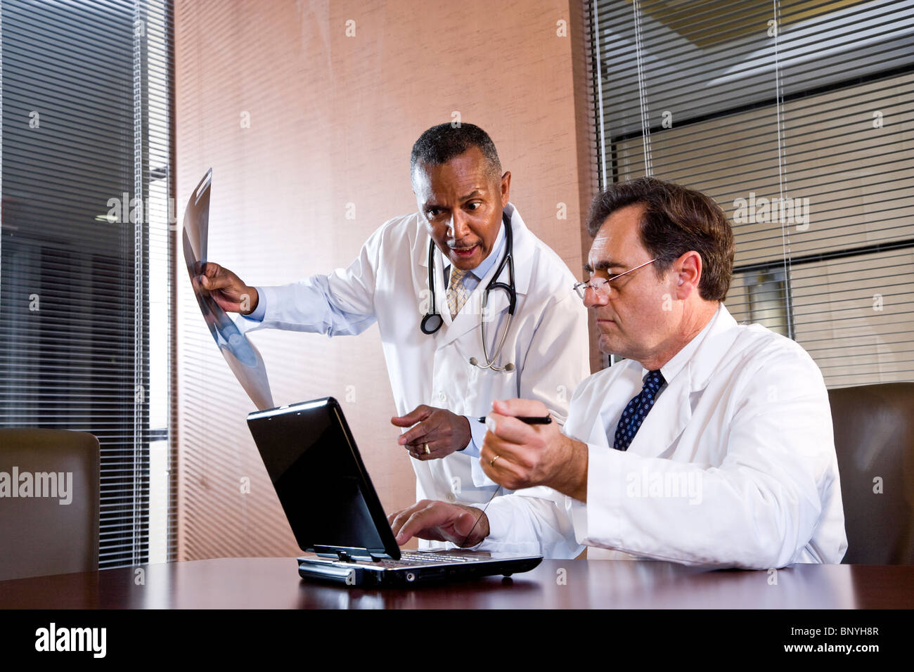 Looking at laptop computer hi-res stock photography and images - Alamy