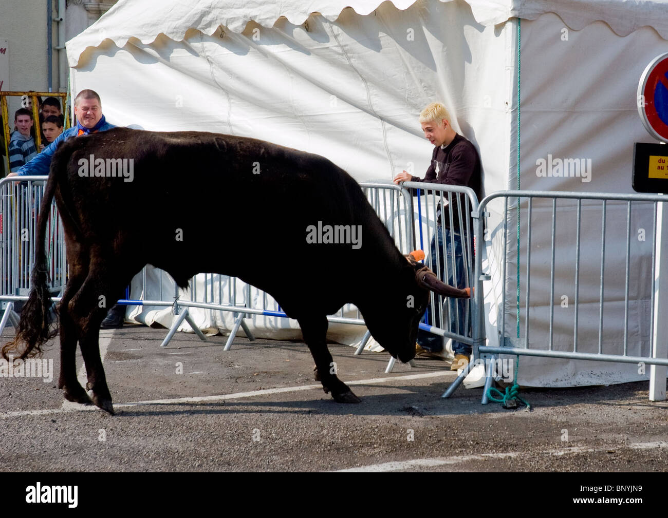 Tourists watching free bull run street hi-res stock photography and ...