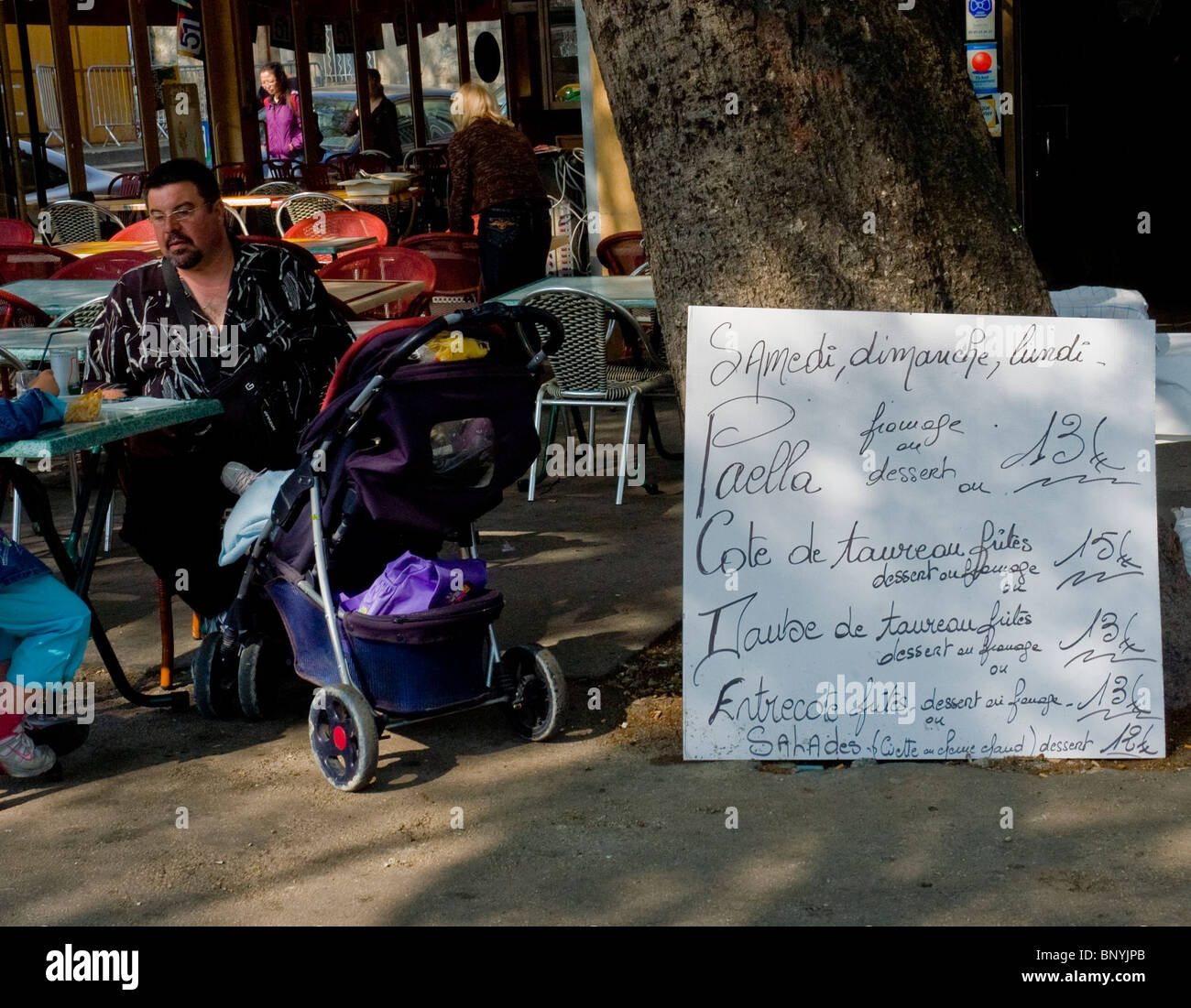 Family eating paella outdoors hi-res stock photography and images - Alamy