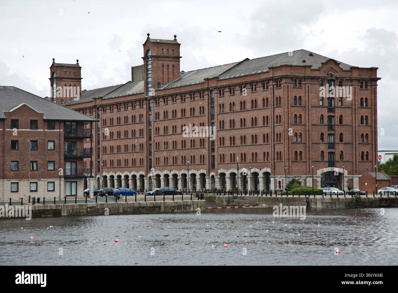 Warehouse conversion on the waterfront Stock Photo - Alamy