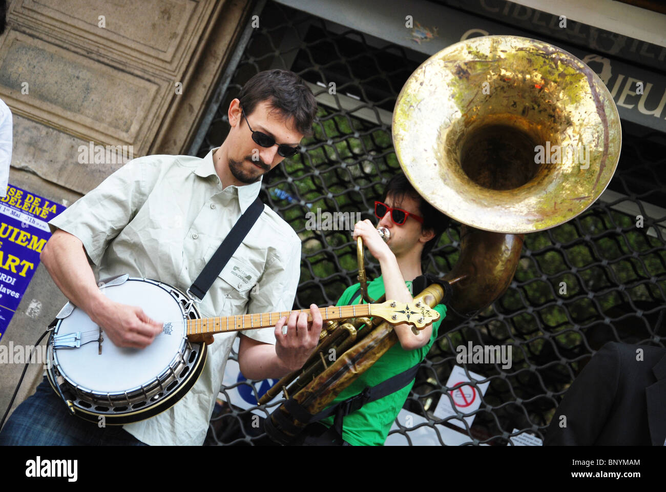 Mime artists paris hi-res stock photography and images - Alamy