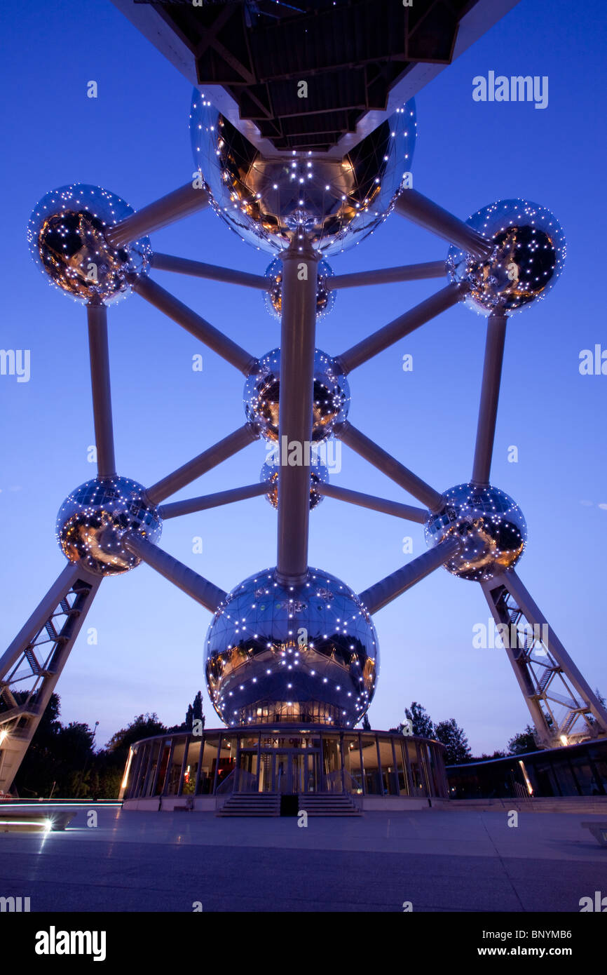 Atomium night view brussels belgium hi-res stock photography and images ...