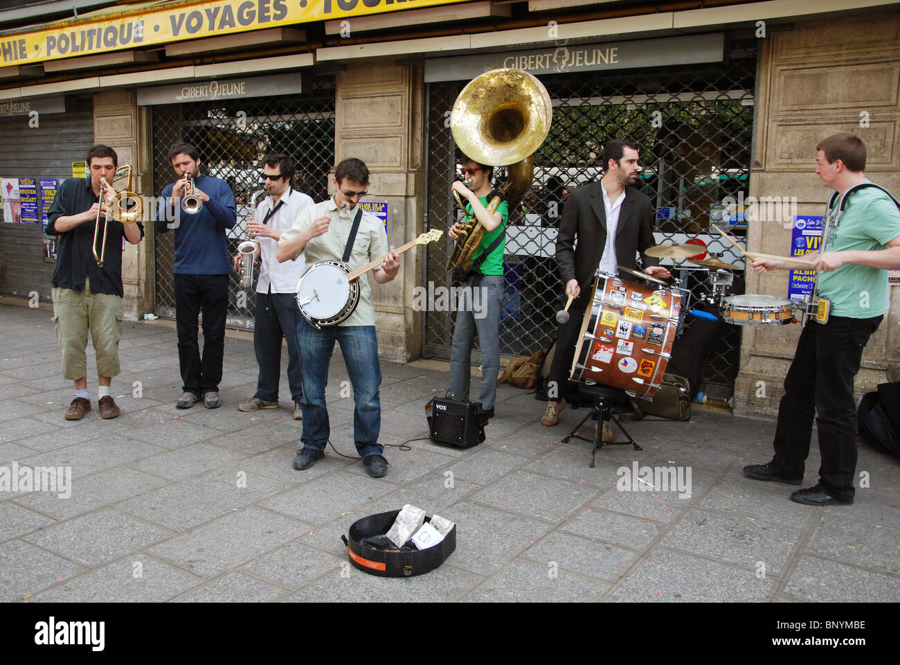 Buskers in paris hi-res stock photography and images - Alamy