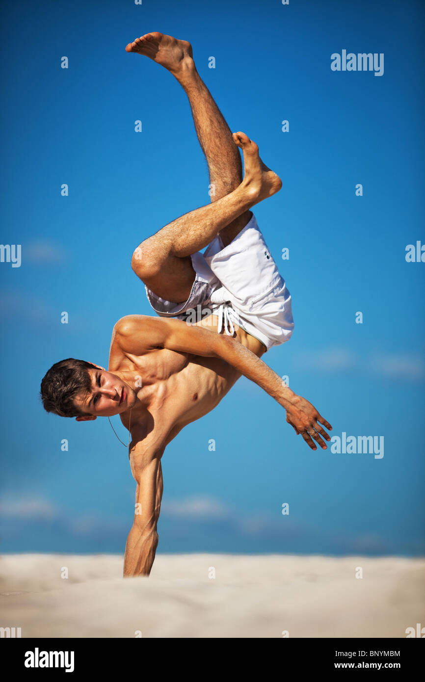 Breakdancing beach hi-res stock photography and images - Alamy