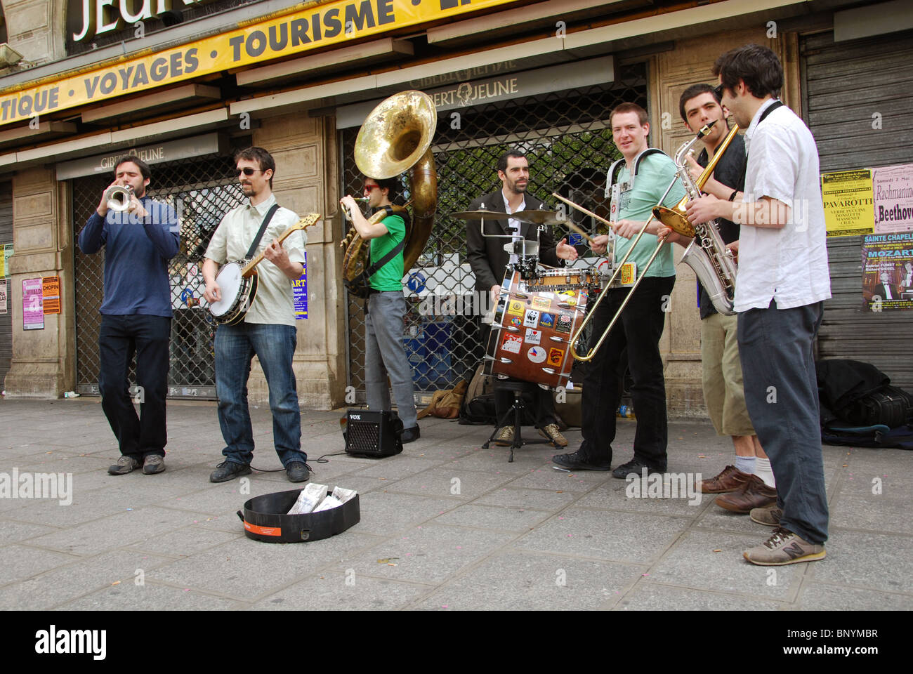 Mime artists paris hi-res stock photography and images - Alamy