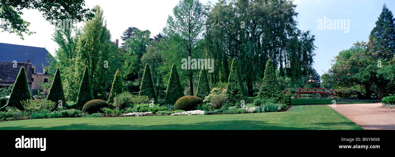 The White Garden with Hornbeam topiary cones at Apremont Stock Photo ...