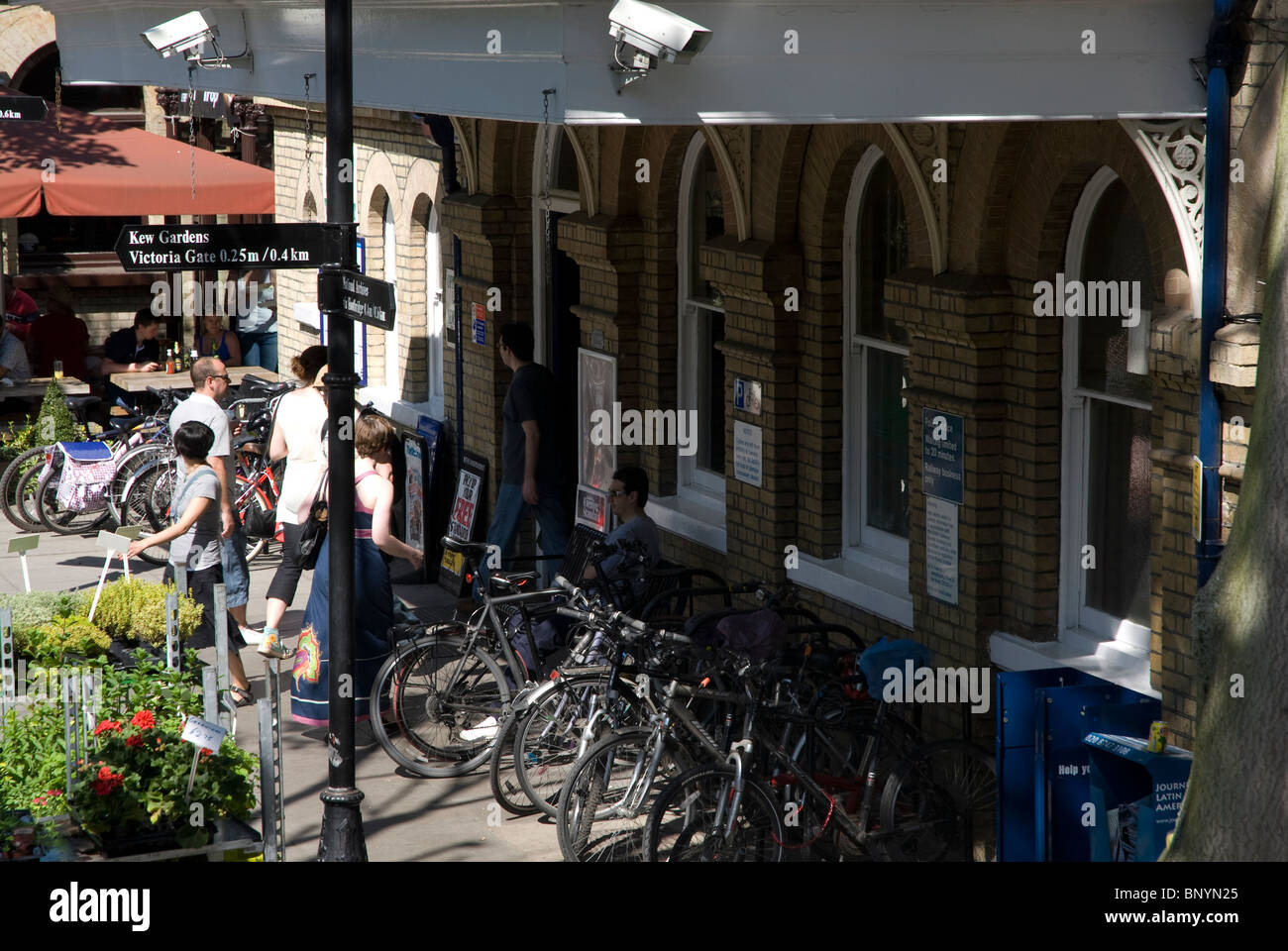 Kew gardens station hi-res stock photography and images - Alamy