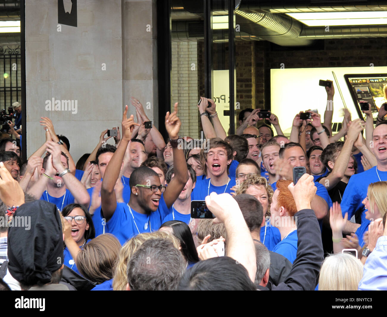 Apple mac staff cheering hi-res stock photography and images - Alamy
