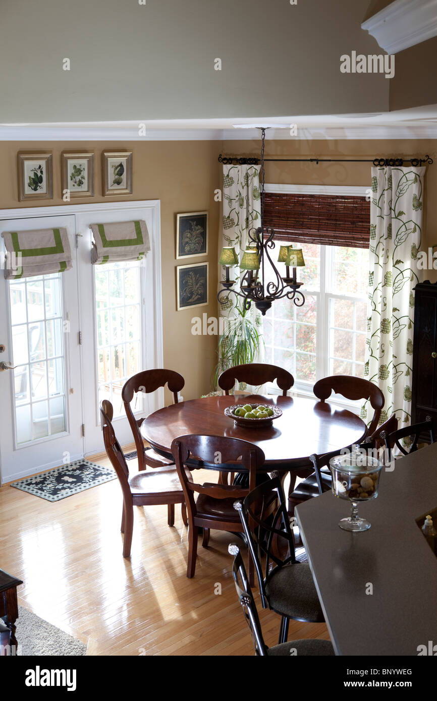Dining room in contemporary American kitchen Stock Photo - Alamy