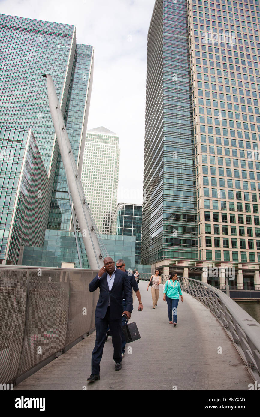 Workers walk across london bridge hi-res stock photography and images ...