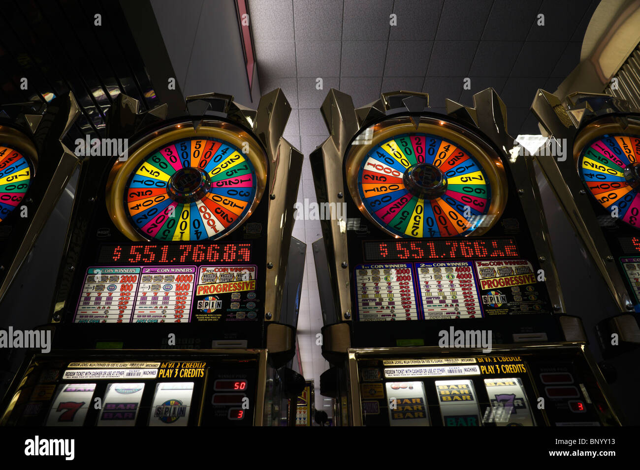 Las Vegas USA - the airport departure lounge slot machines Stock Photo ...