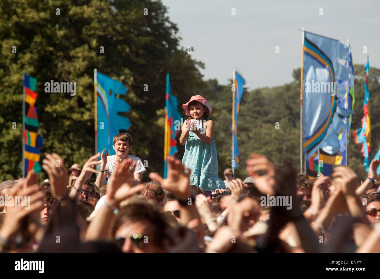 Audience clapping children hi-res stock photography and images - Alamy