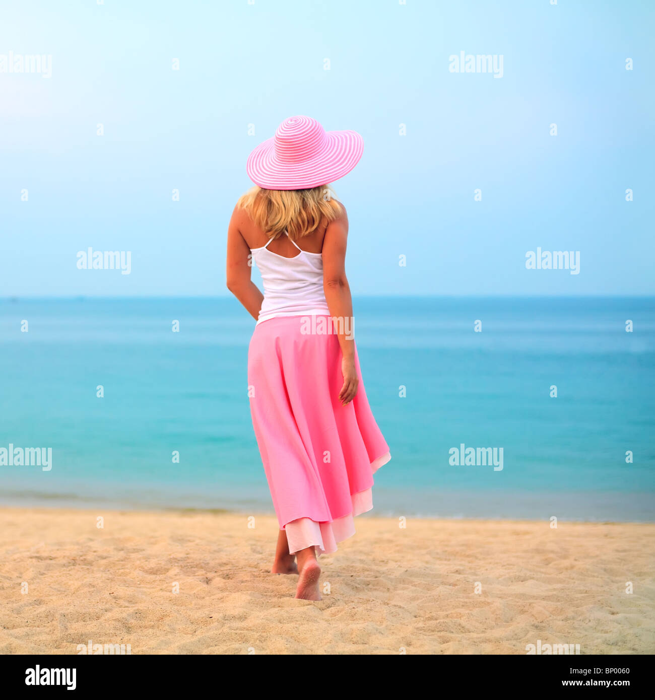 Walking by the ocean hi-res stock photography and images - Alamy