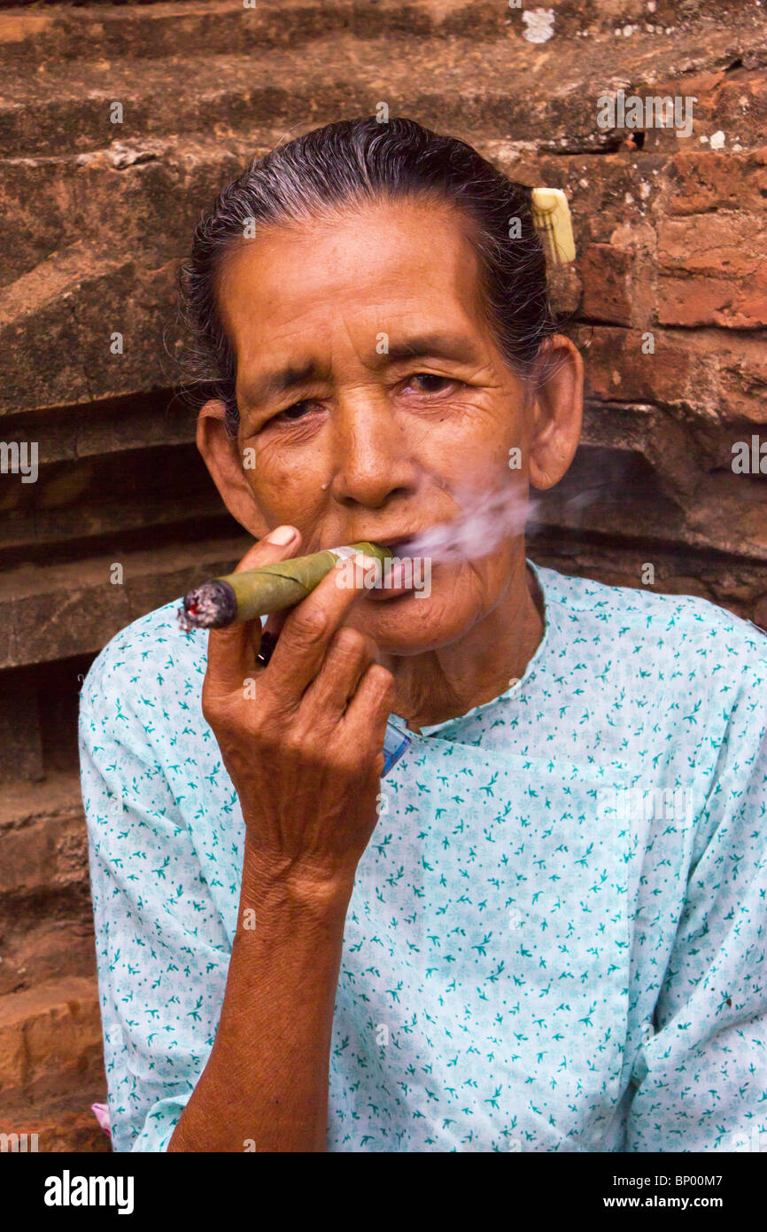 Old woman grandmother smoking cigar hi-res stock photography and images ...