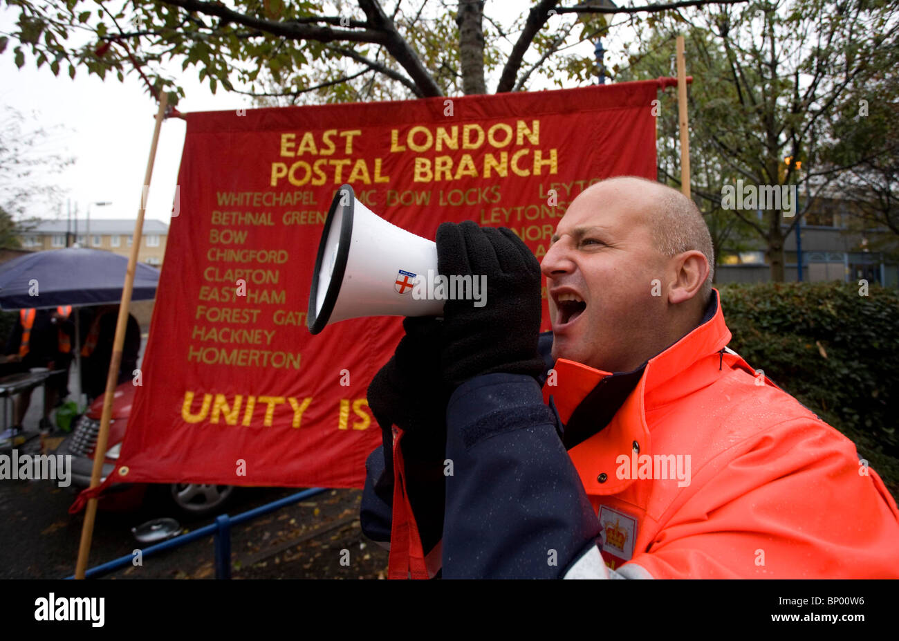 Royal mail postmen hi-res stock photography and images - Alamy