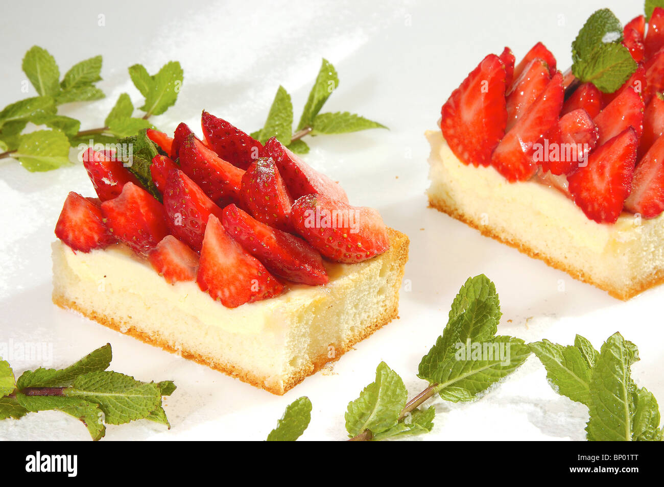 Cream sponge cake hi-res stock photography and images - Alamy