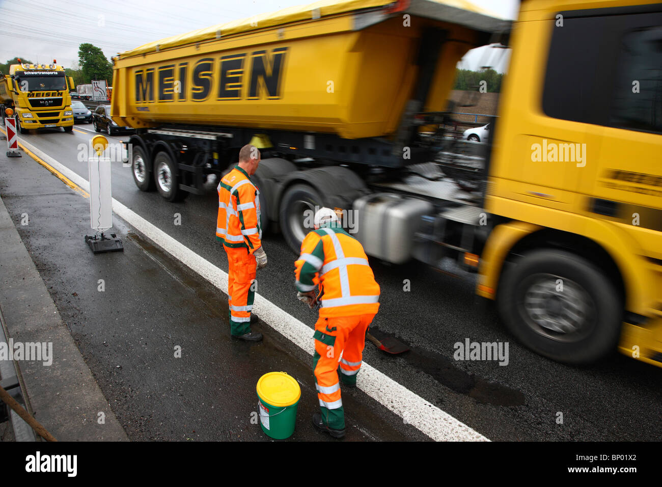 Roadworkers hi-res stock photography and images - Alamy