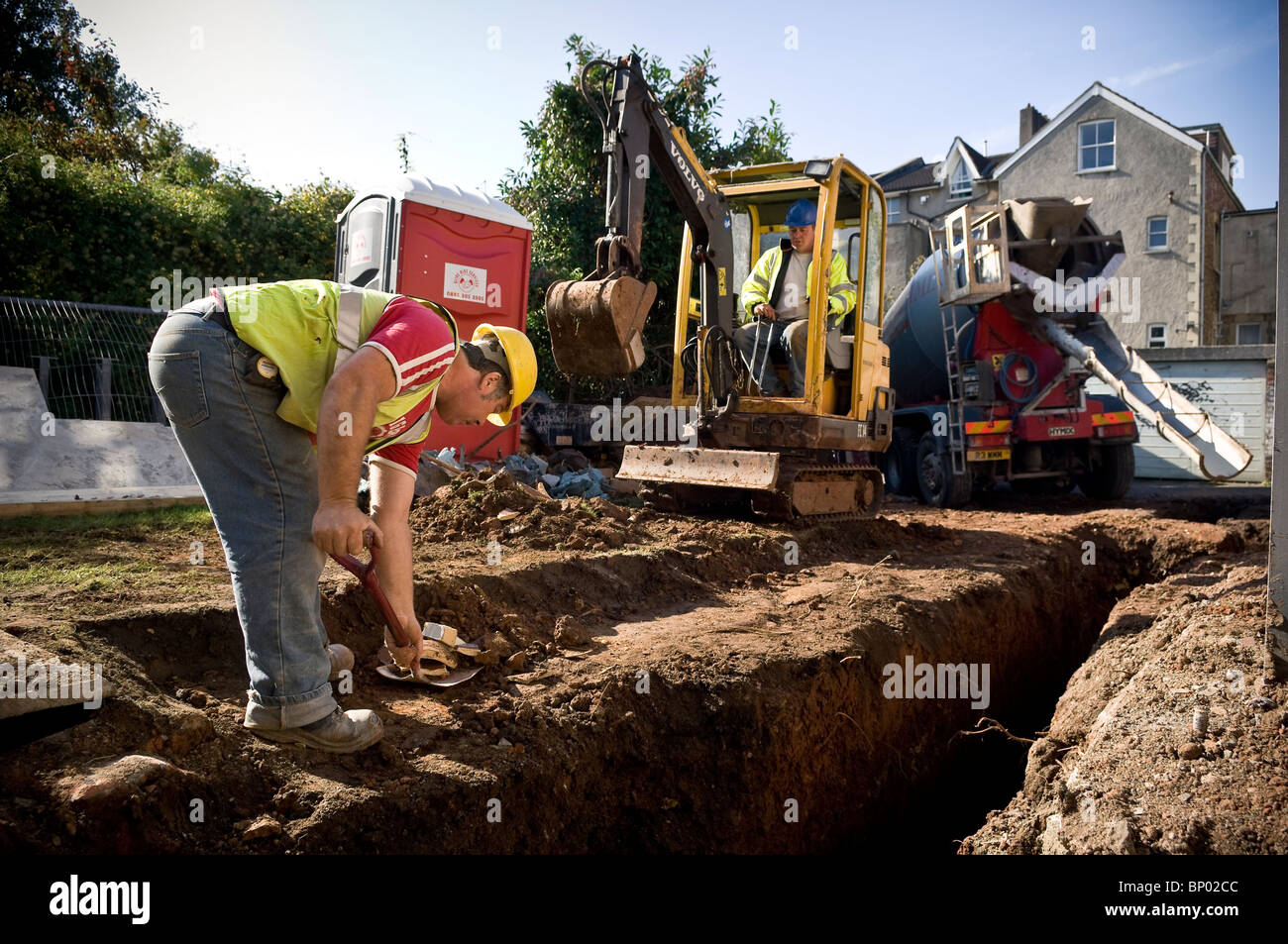 Workmen preparing foundations for pouring of cement Stock Photo - Alamy
