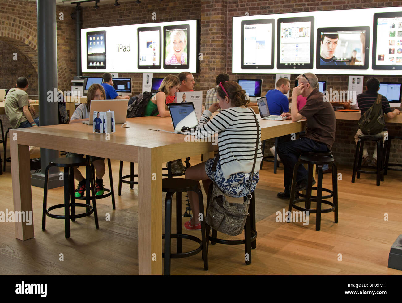 Apple computer store interior hi-res stock photography and images - Alamy