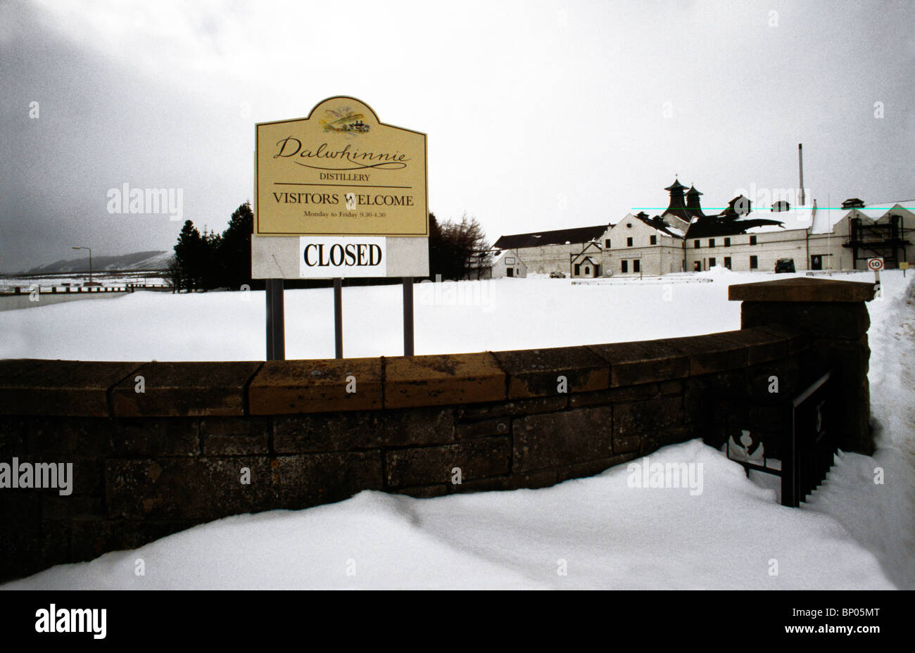 Dalwhinnie Scotland Dalwhinnie Ditillery Exterior Stock Photo - Alamy