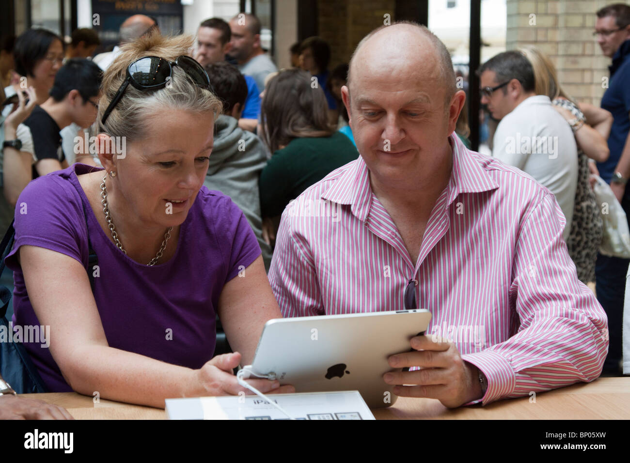 Elderly people using ipad hi-res stock photography and images - Alamy