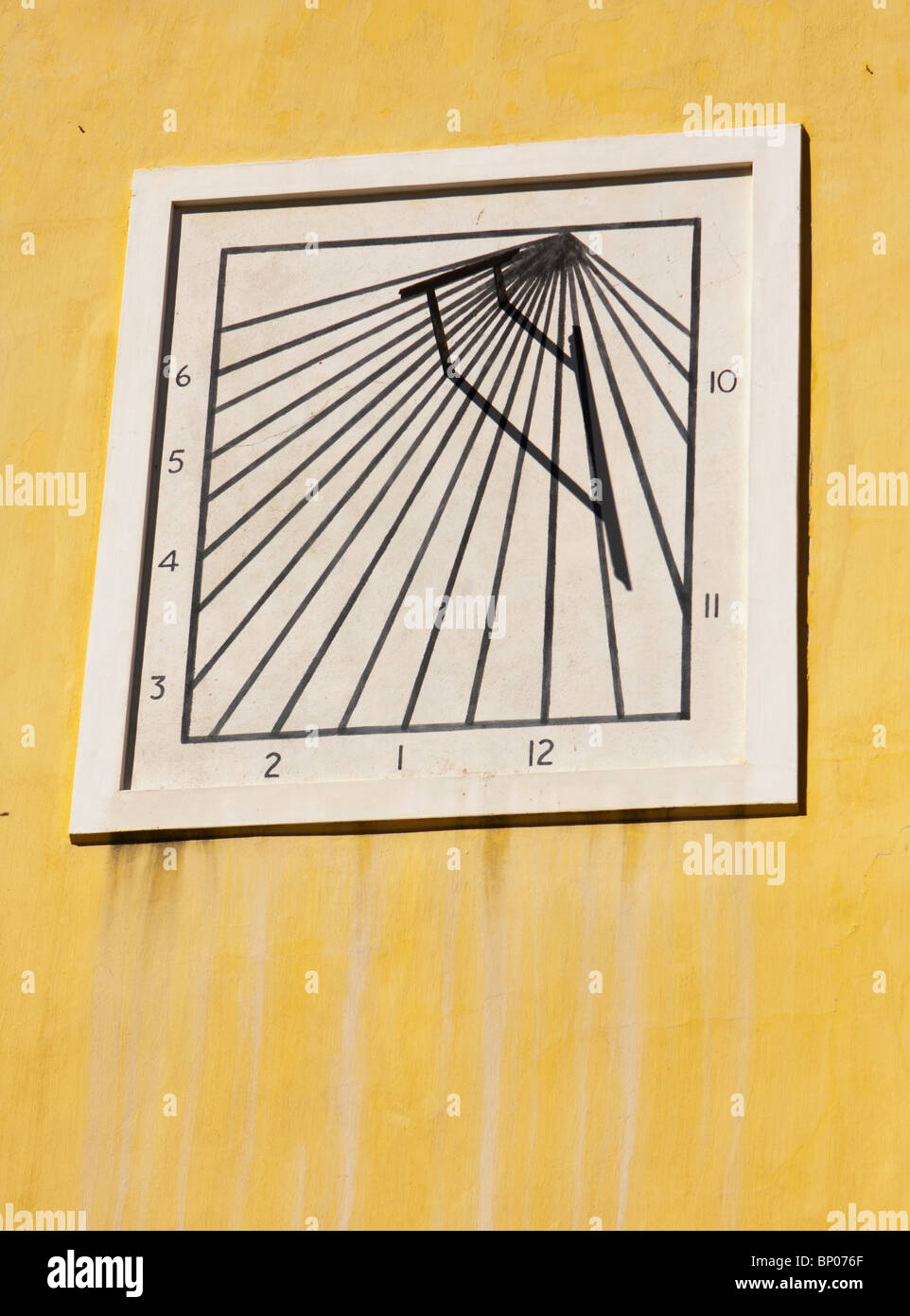 Architectural sun dial hi-res stock photography and images - Alamy