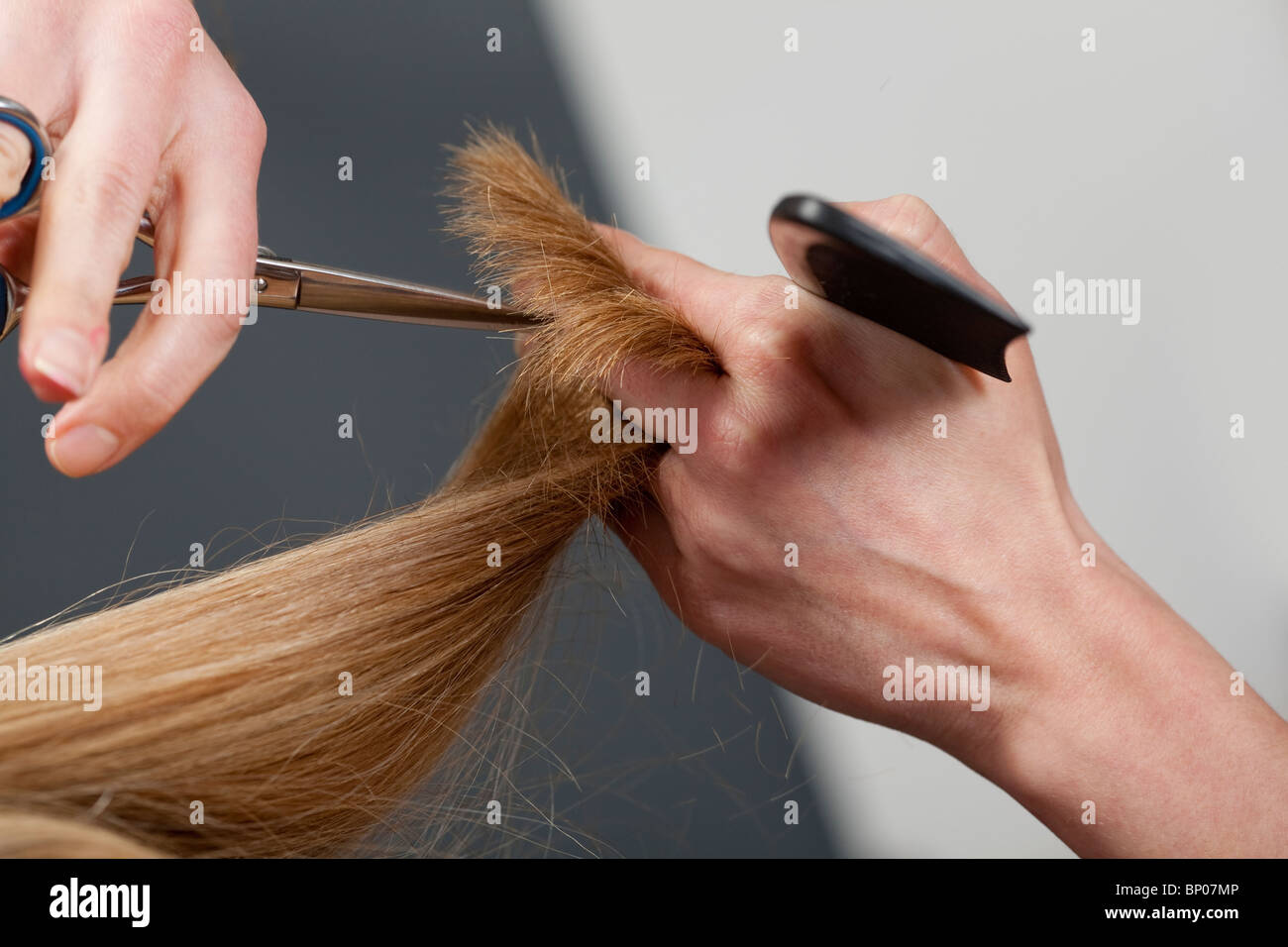 Hairdresser's hands with scissors hi-res stock photography and images ...
