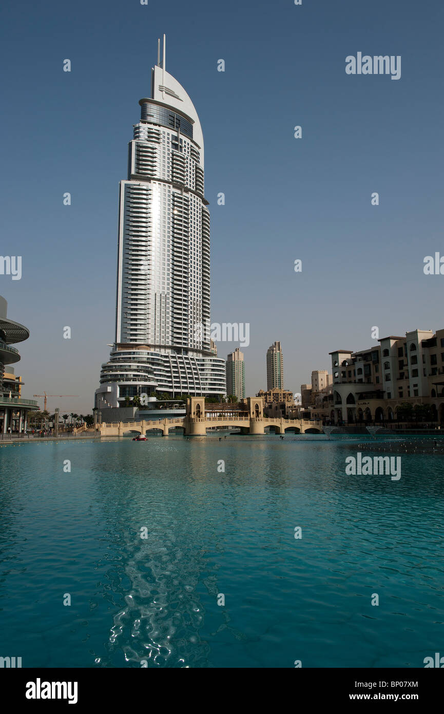 Dubai fountains and the luxury hotel the address hi-res stock ...