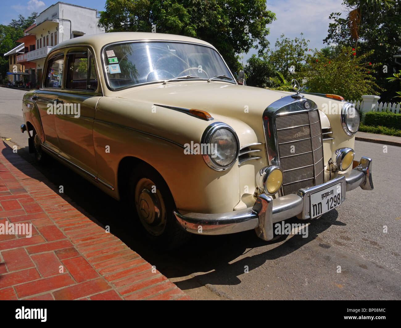 Vintage blue mercedes benz hi-res stock photography and images - Alamy