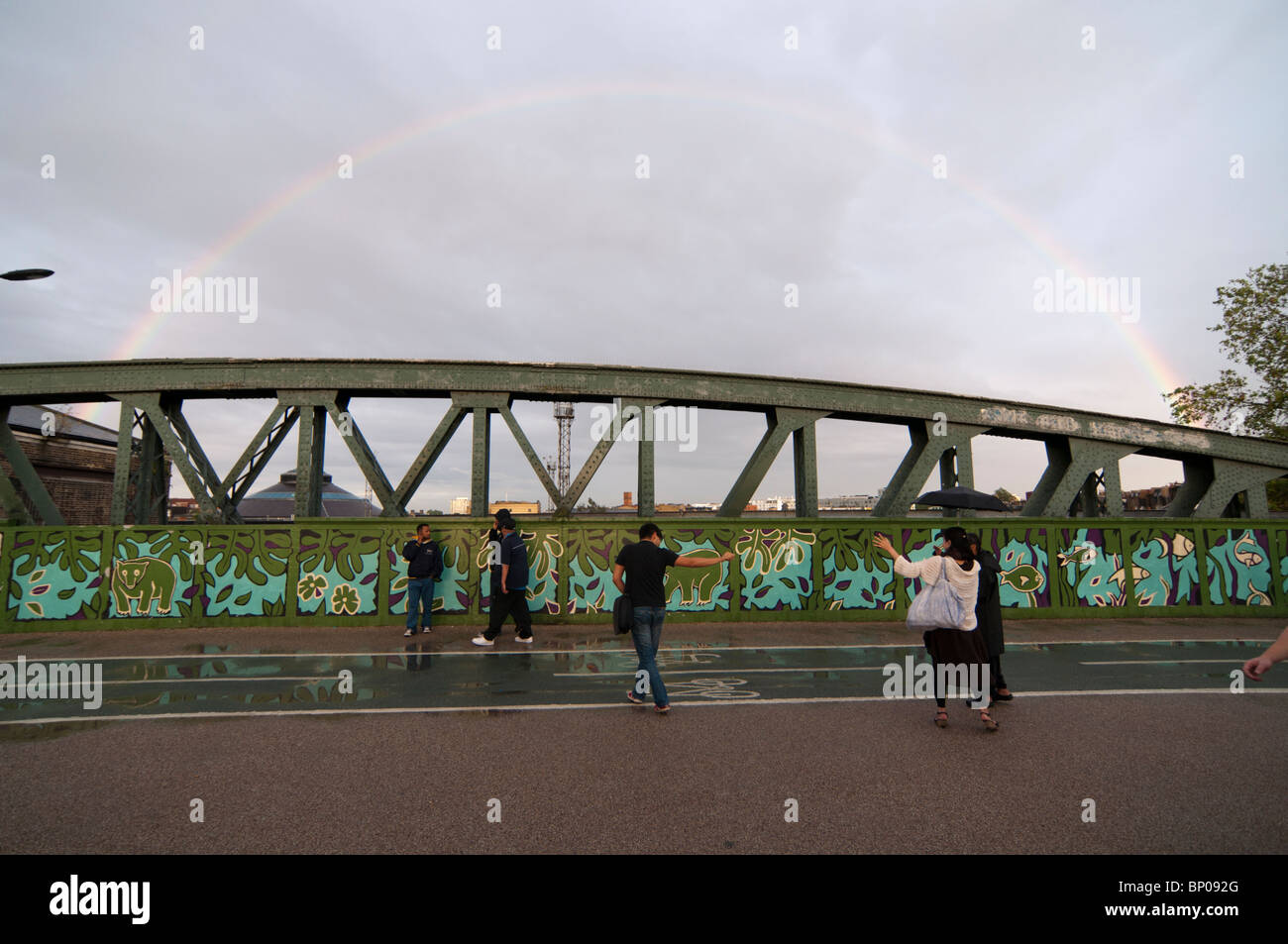 Lamp post lighting uk walking hi-res stock photography and images - Alamy