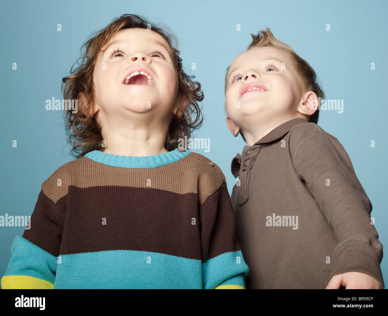 2 children looking up Stock Photo - Alamy