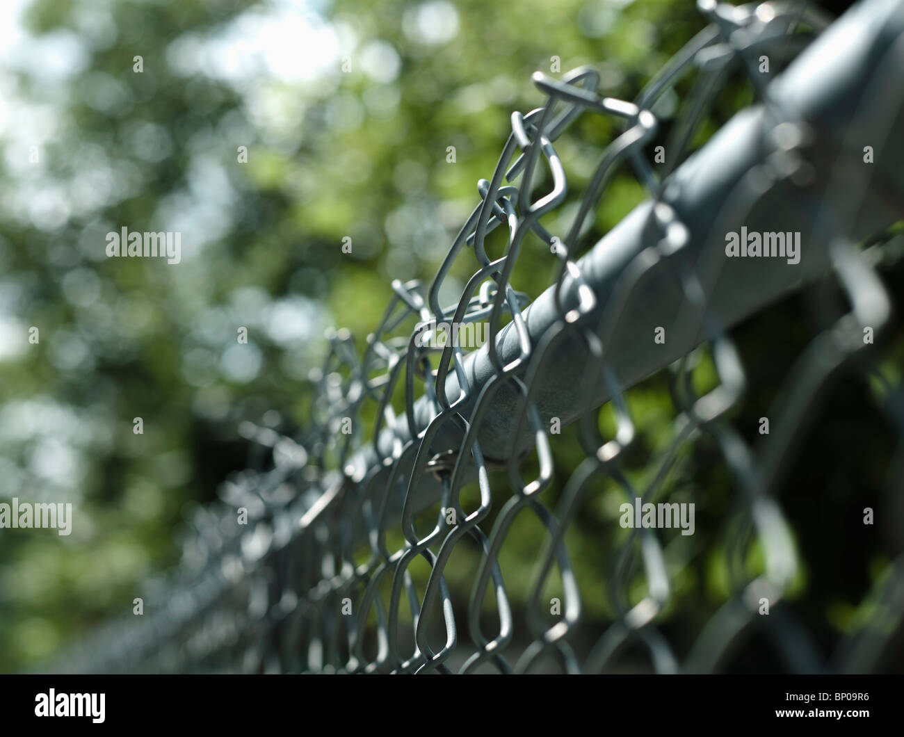 Chain link fence Stock Photo - Alamy