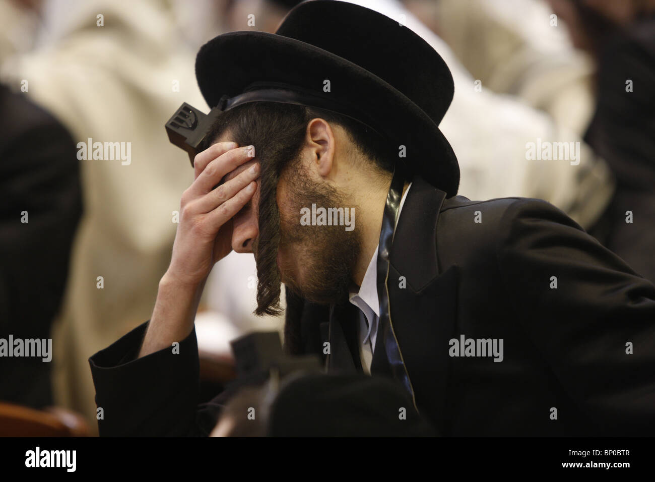 Israel, Jerusalem, Orthodox jew in the Belz synagogue, Jerusalem Stock ...