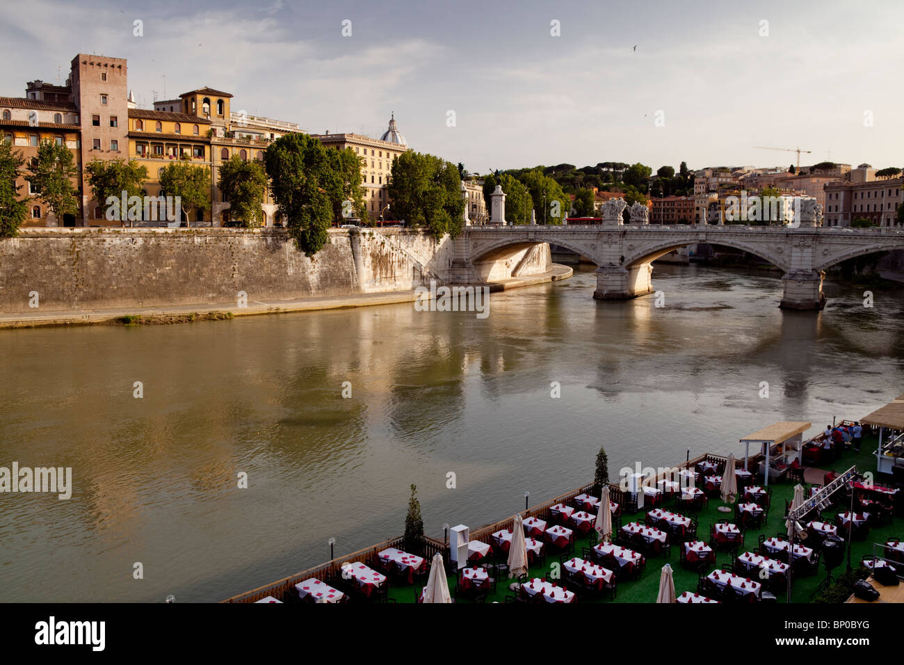 Restaurant with exterior tables along the river Tevere in Rome, Italy ...