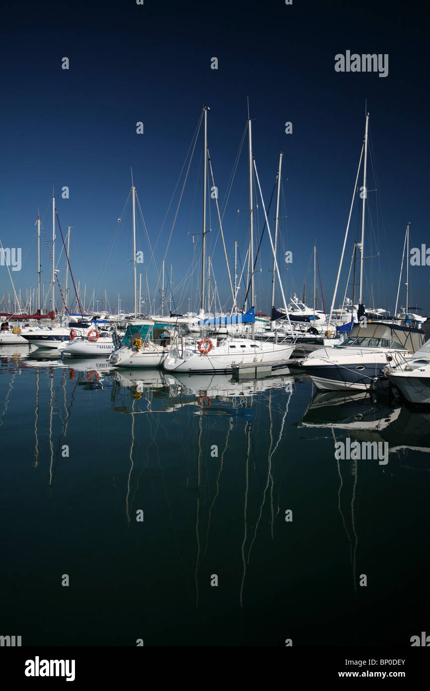 Yachts boats marina hi-res stock photography and images - Alamy