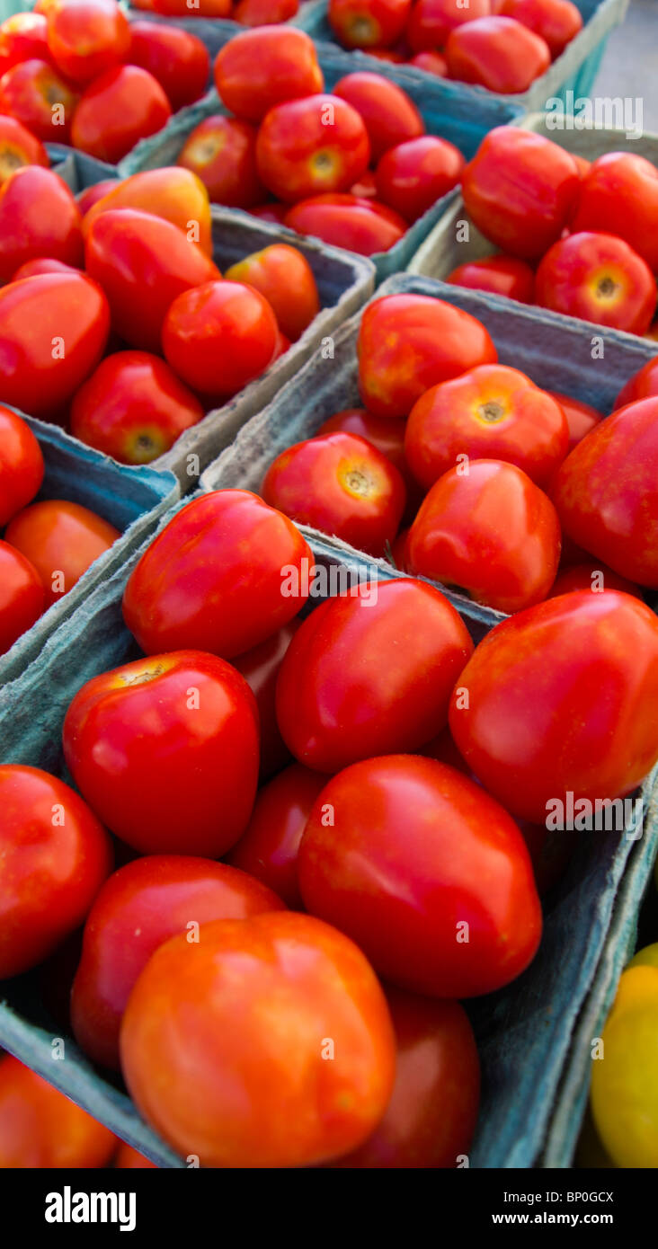 Tomatoes at a farmers market hi-res stock photography and images - Alamy