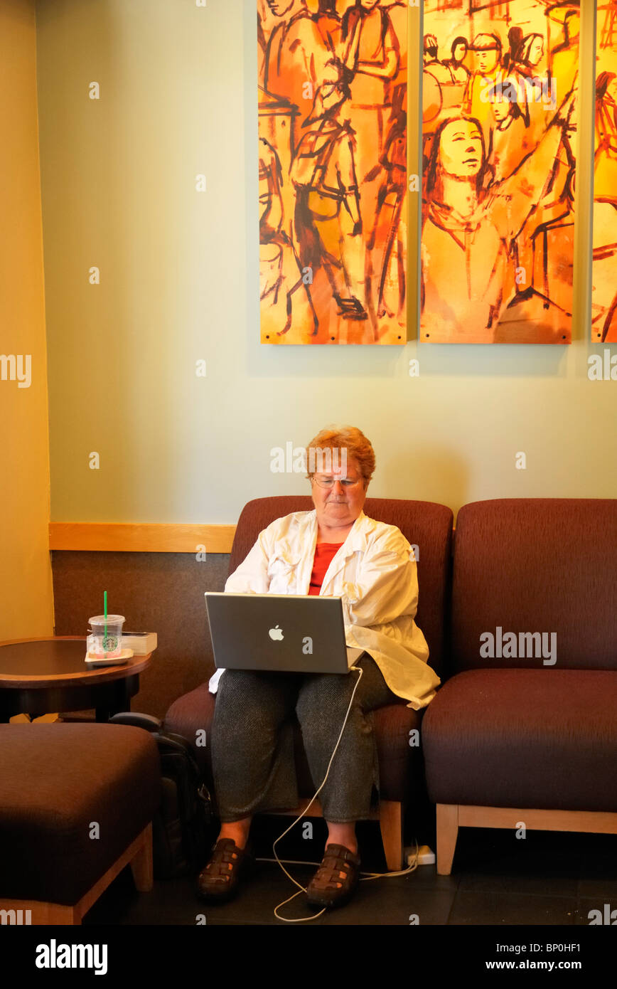 Starbucks and laptop hi-res stock photography and images - Alamy