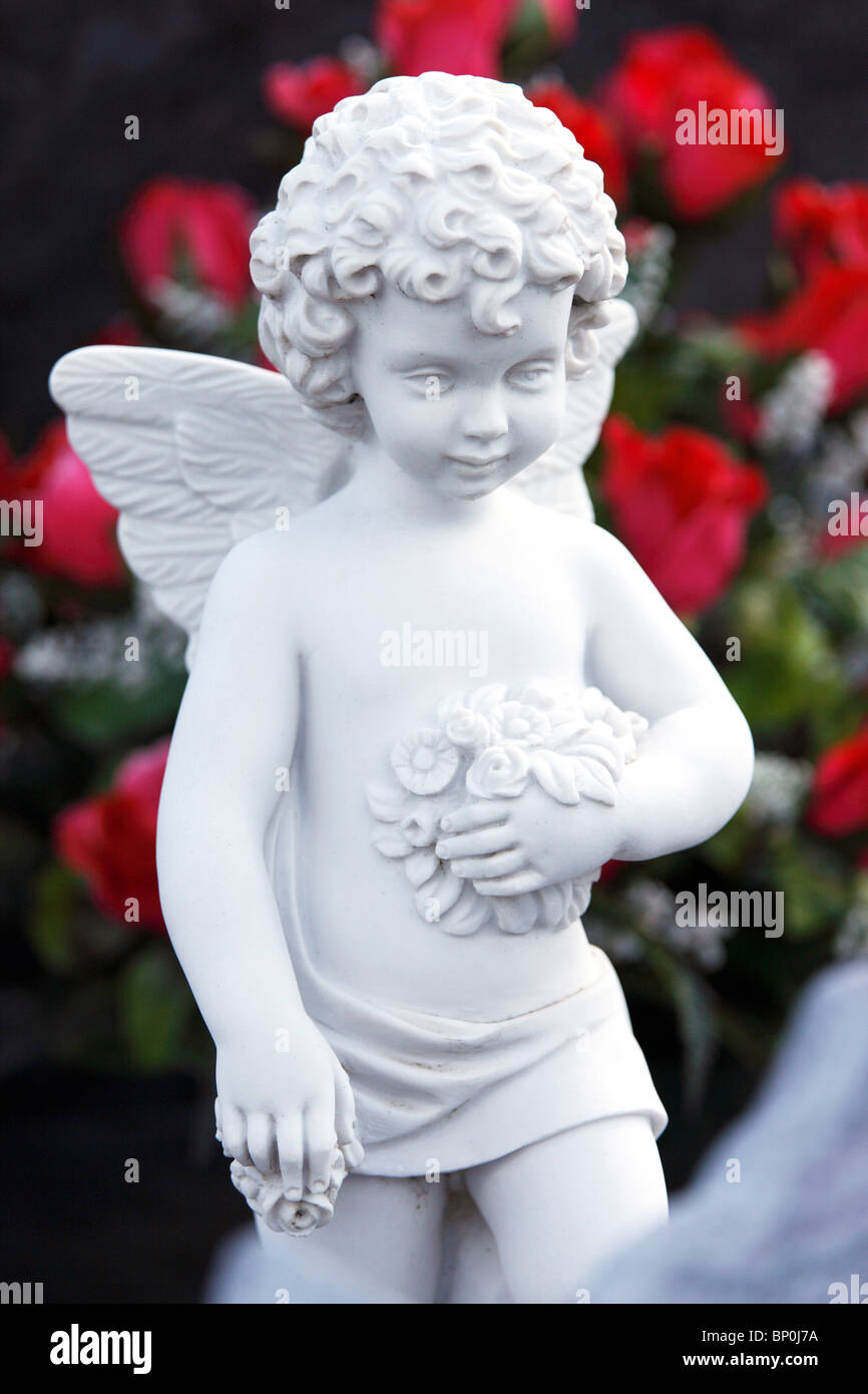 Close up of angel statue hi-res stock photography and images - Alamy