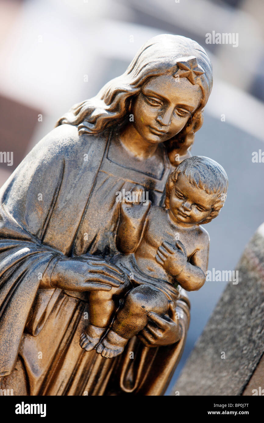 Mary and jesus statue hi-res stock photography and images - Alamy