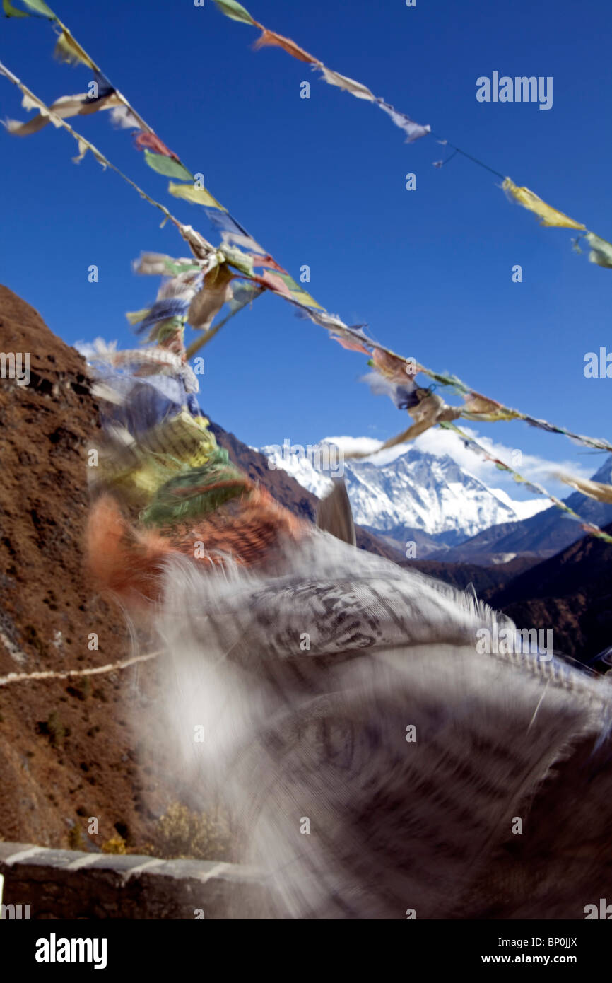 Mount everest summit prayer flag hi-res stock photography and images ...
