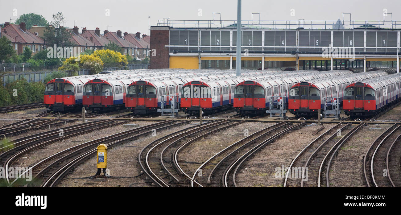 London underground tube trains hi-res stock photography and images - Alamy