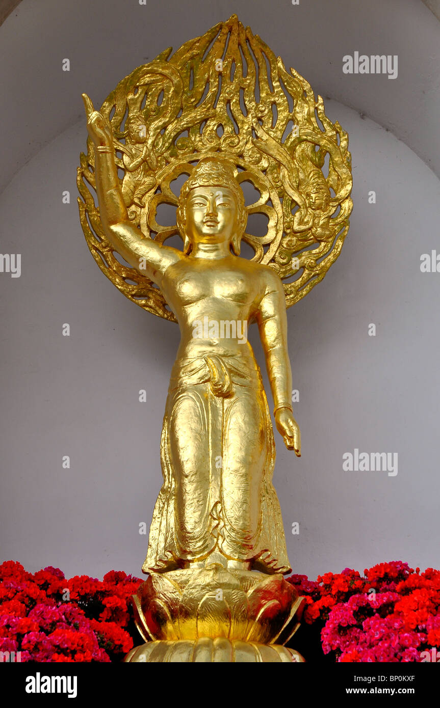 Golden god pagoda hi-res stock photography and images - Alamy