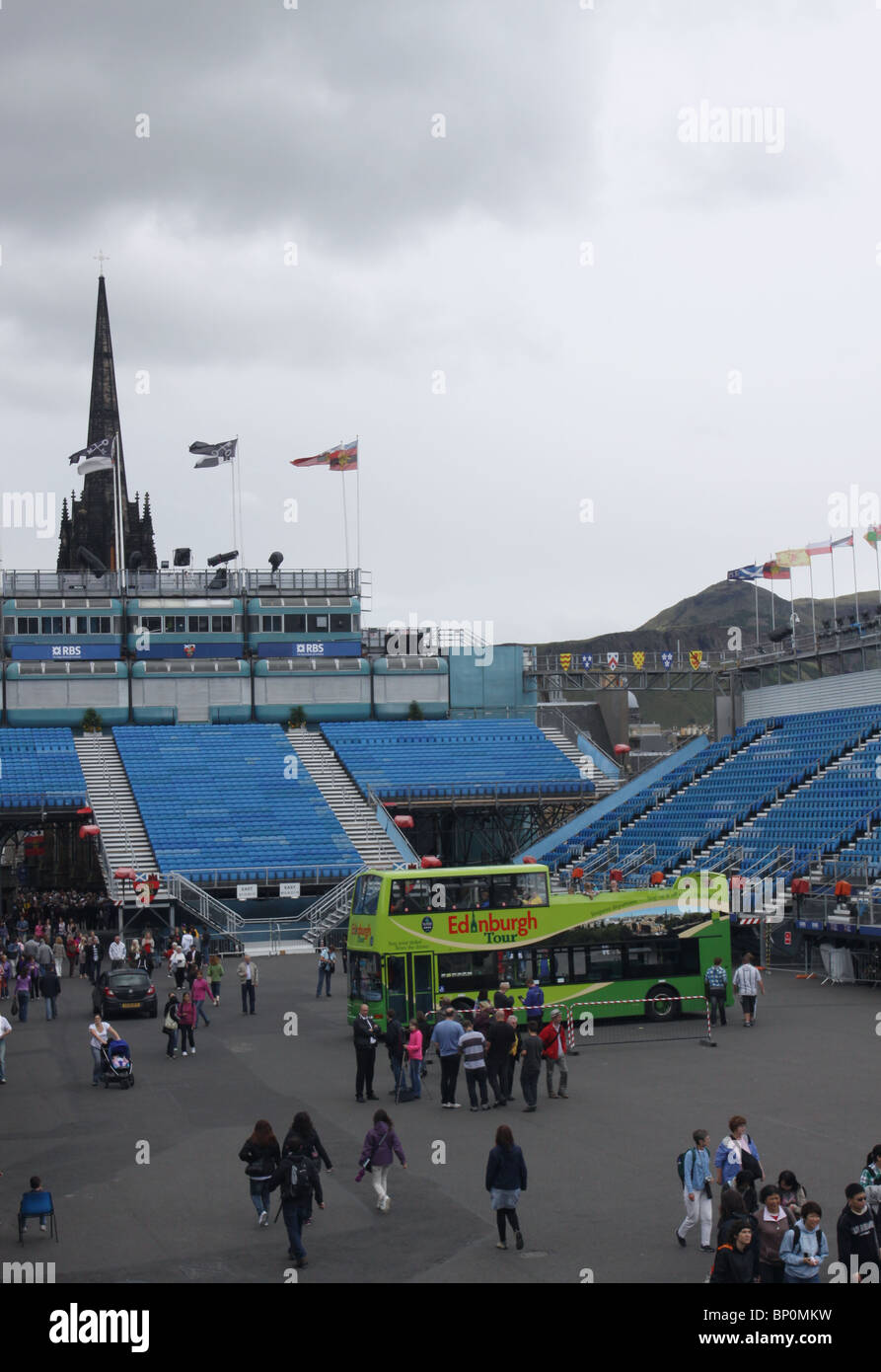 Edinburgh castle esplanade seating scotland hi-res stock photography ...