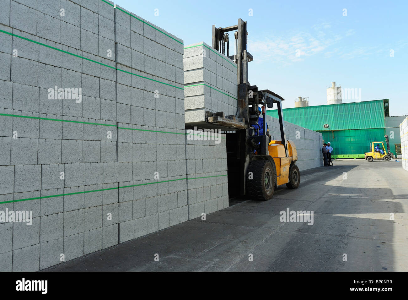 Lifting blocks hi-res stock photography and images - Alamy