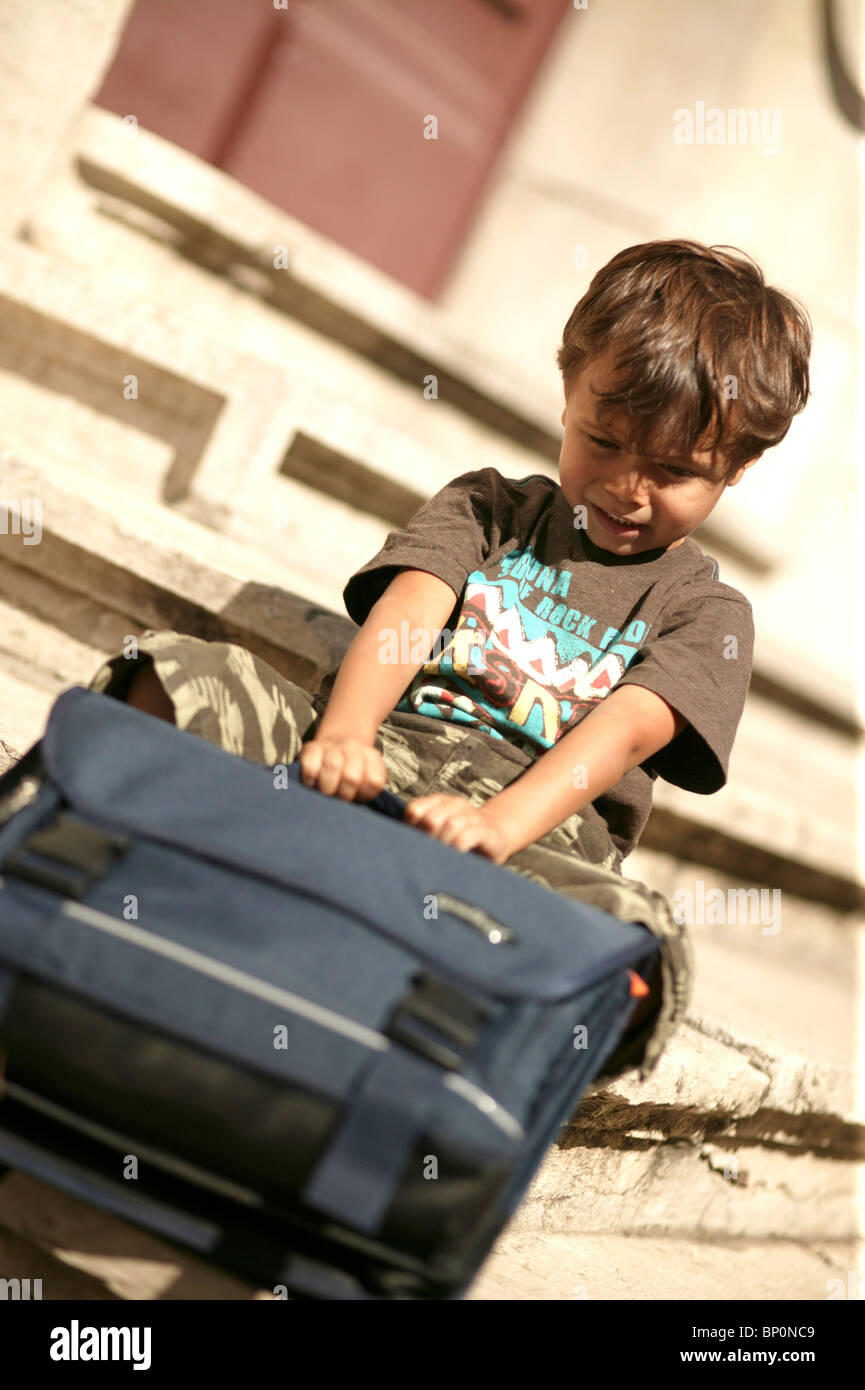 Schoolbag Heavy Stock Photos & Schoolbag Heavy Stock Images - Alamy